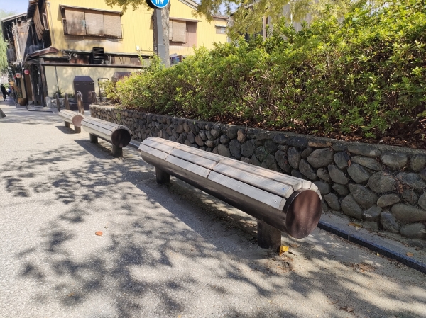 無電柱化による電柱を再利用してベンチとして活用。先斗町公園（京都府） - 株式会社ザイエンス
